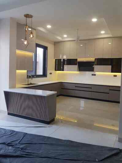 Straight PVC Modular Kitchen Black And White 8x5 Feet in Ghaziabad at ...